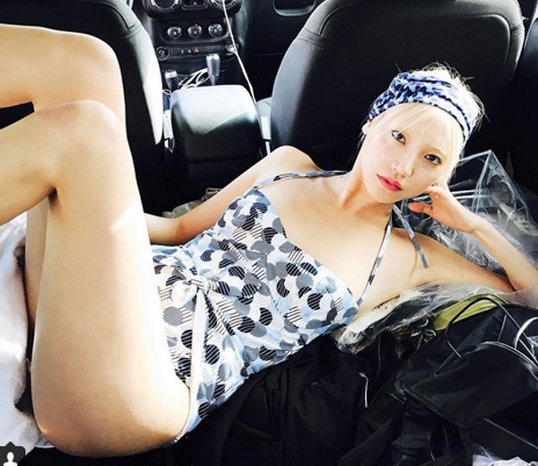 '차량 뒷좌석에 누워...수주, 부러질 듯 몸매라인 '그저 감탄만'