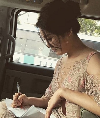 '머리 질끈...신아영, 어깨 훤히 드러난 시스루 '여신이 내려온 줄'