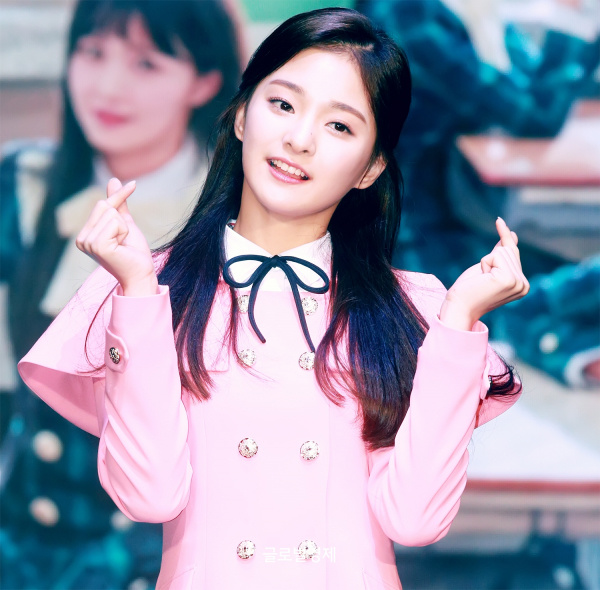 [GET포토] 프로미스나인(fromis_9) 이나경, '예쁜 미모 나경이의 하트'