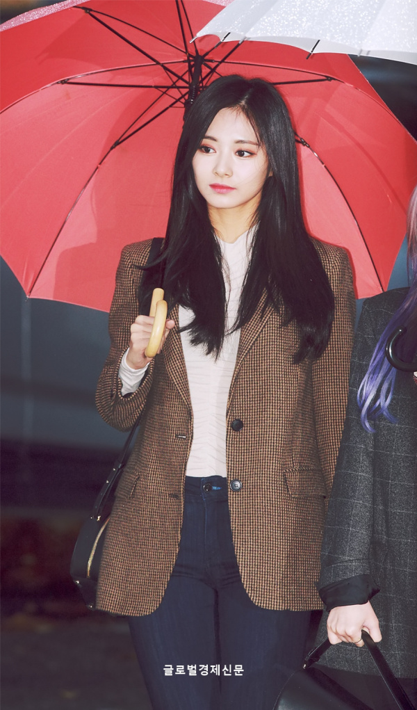 [GET포토] 트와이스(TWICE) 쯔위, '비와 함께 화보를 부르는 미모'(뮤직뱅크)