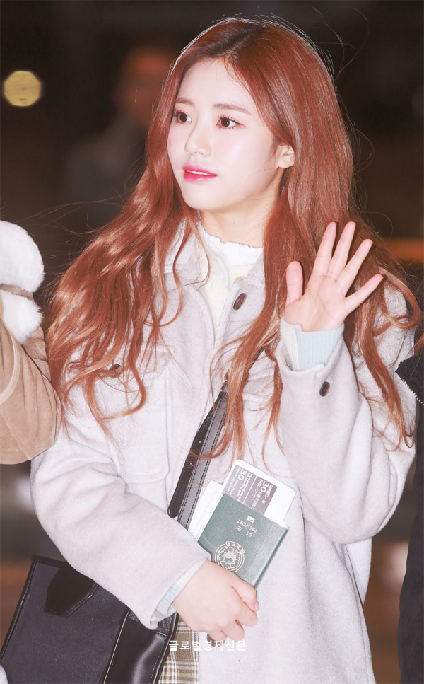 프로미스나인(fromis_9) 박지원, '손인사도 귀여운 져니~'