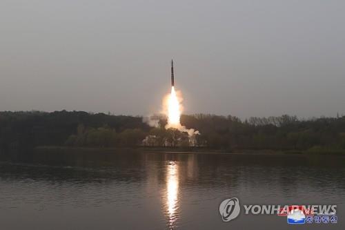 [종합] 北, '6000㎞ 치솟은' ICBM 발사…'정찰기 빌미' 대미 무력시위