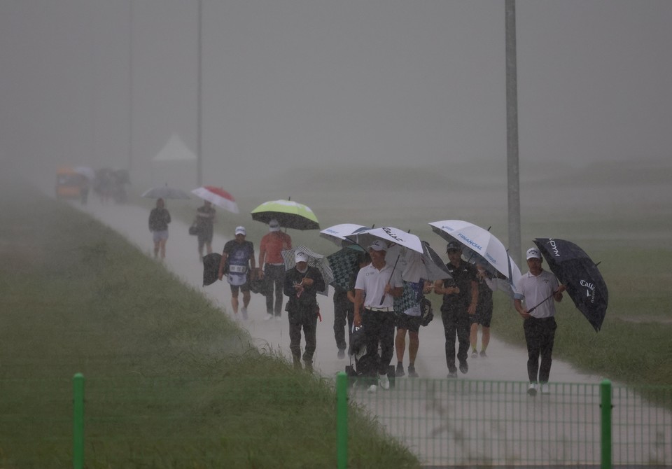 KPGA 비즈플레이 전자신문 오픈 파행…폭우로 36홀 대회로